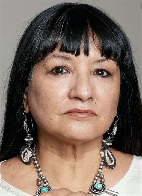 Sandra Cisneros Y La Casa En La Calle Mango Mujeres Latinas Famosas