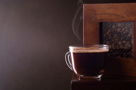 테이블에 커피 컵과 커피 콩에 신선한 향기로운 커피 어두운 배경 0명에 대한 스톡 사진 및 기타 이미지 0명 갈색 구이 Istock