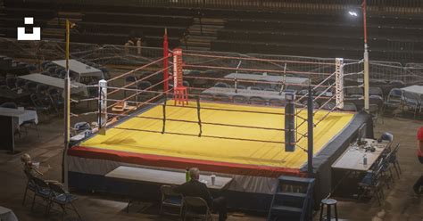 텅 빈 경기장에서 남자가 서 있는 레슬링 링 사진 Unsplash의 무료 몬타나 이미지