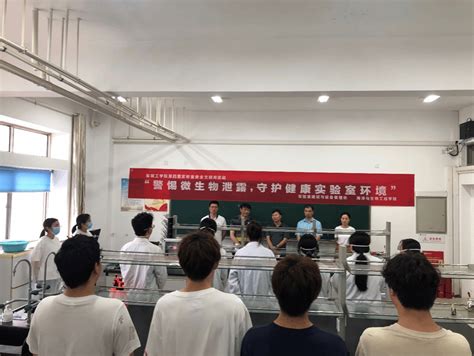 海生学院开展微生物实验室样品溢洒事故应急演练 盐城工学院海洋与生物工程学院