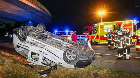 Bei Ludwigsburg Unfall Mit Mehreren Verletzten Auf Der B27 Auto Liegt Auf Dem Dach Ludwigsburg