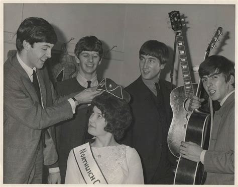 一份约翰·列侬签名的报纸以2000英镑拍卖成交 每日环球展览 Imuseum