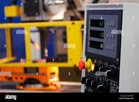 Vertical Milling Machine Hi Res Stock Photography And Images Alamy