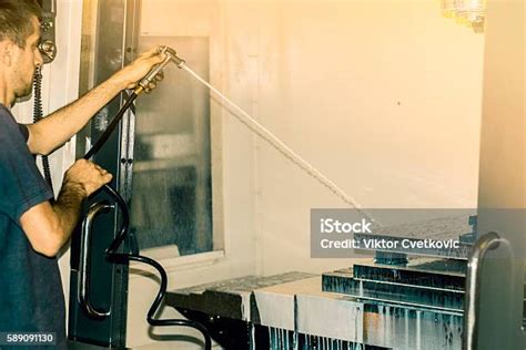 작업을 마친 후 Cnc 기계를 세척하는 작업자 Cnc 장치에 대한 스톡 사진 및 기타 이미지 Cnc 장치 강철 공학