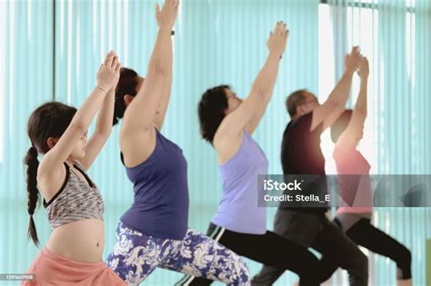 요가 연습 운동 교실 사랑스러운 아시아 소녀와 실내 스튜디오에서 요가 수업을 연습하는 스포티 한 사람들 몸을 돌보기 위해