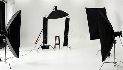 Interior Del Estudio Moderno De La Foto Con El Equipo Profesional
