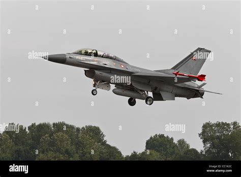 General Dynamics F Fighting Falcon Stock Photo Alamy