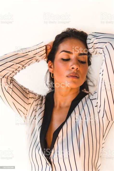 라이프 스타일 흰색 정장과 검은 줄무늬에 직선 머리 라틴 갈색 머리 소녀 흰색 배경에 카메라를 바라보는 젊은 여성에게 다른 자세로 초상화 35 39세에 대한 스톡 사진 및