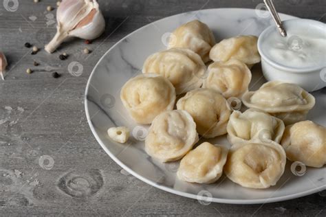 Традиционные русские пельмени, равиоли, вареники с мясом на сковороде ...