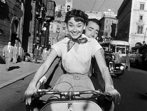 1961年电影《罗马假日》中赫本所起的就是这两piaggio公司1951年出产的踏板摩托车