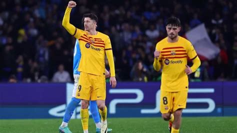 Robert Lewandowski Makes History As Barcelona Soar Past Valencia Soccer