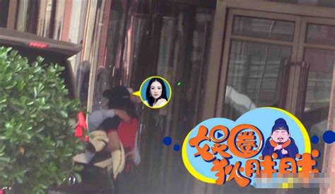 章子怡逛街被拍，手机放屁股兜、挂件瞩目，与友人牵手小跑过马路