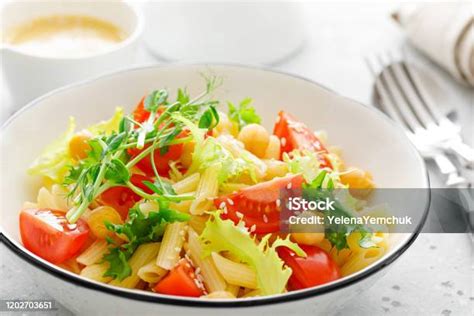 신선한 토마토 병아리콩 양상추 완두콩 새싹을 곁들인 파스타 샐러드 녹색 완두콩에 대한 스톡 사진 및 기타 이미지 녹색 완두콩
