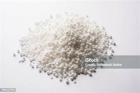사고 또는 Sabudana 변덕 배경 위에 그릇에 제공 됩니다 선택적 초점 흰색 배경에 대한 스톡 사진 및 기타 이미지 흰색