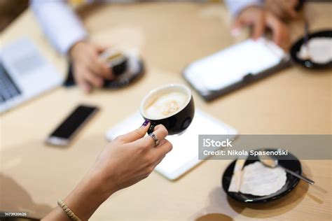 카페에서 비즈니스 미팅을 하는 동료들 커피를 마시고 노트북과 태블릿에서 작업합니다 기업 비즈니스에 대한 스톡 사진 및 기타