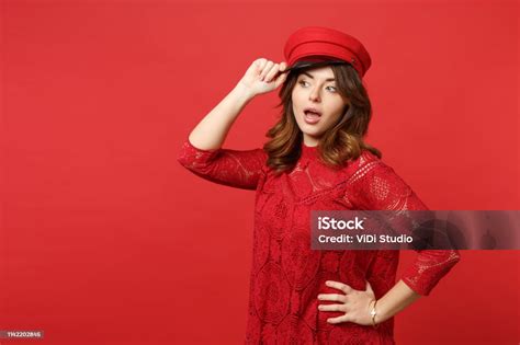 놀란 젊은 여자의 초상화 레이스 드레스 지주 캡 입을 열어 유지 스튜디오에서 밝은 빨간색 배경에 고립 된 찾고 사람들은 진심으로 감정 라이프 스타일 개념입니다 복사 공간을