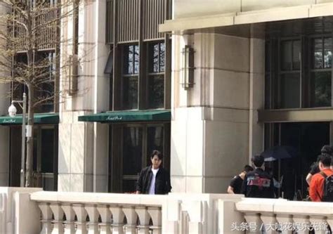 “老干部”靳东拍新戏现身深圳，与粉丝亲密互动，十分接地气 每日头条