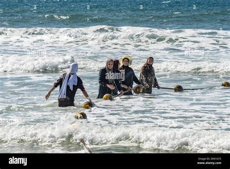 Tel Aviv Israel September 15th 2022 Muslim Women Enjoying The