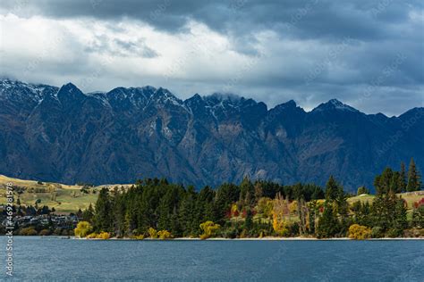 ニュージーランド 秋のクイーンズタウンのワカティプ湖の湖畔から見えるリマーカブルズ山脈とワカティプ湖 Photos Adobe Stock