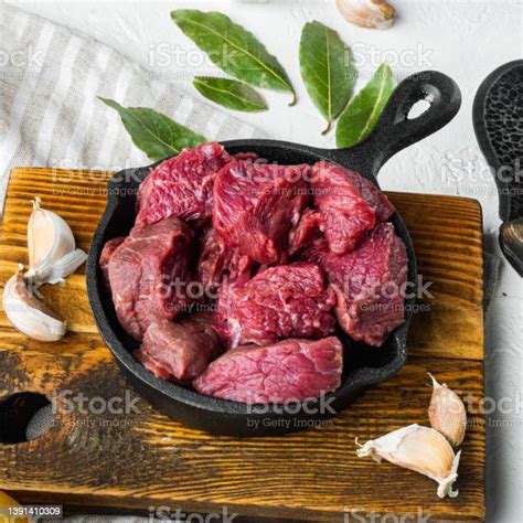 신선한 생 다진 쇠고기 주철 프라이팬 흰 돌 표면 사각형 형식 0명에 대한 스톡 사진 및 기타 이미지 0명 고기 구이