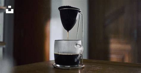 에스프레소 머신이 유리잔에 커피를 붓습니다 사진 Unsplash의 무료 영화 이미지