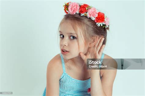 녹색 회색에 칩챗을 듣고 하려고 귀 도청에 행복 한 아이 소녀 손 개념에 대한 스톡 사진 및 기타 이미지 개념 개념과 주제