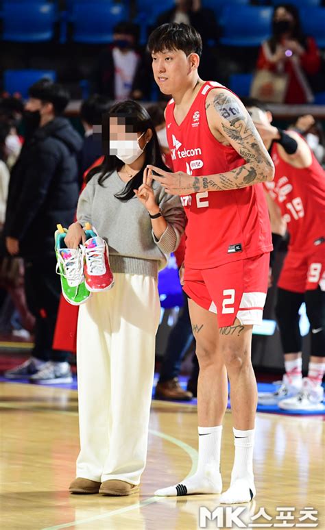 최준용 ‘세상에 단 하나 뿐인 크리스마스 신발 선물 [mk포토] Mk빌리어드