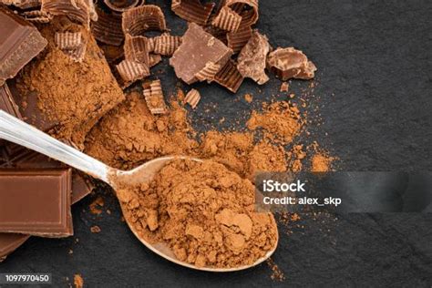 チョコレート破片と暗い背景にココア パウダー おやつのストックフォトや画像を多数ご用意 おやつ カカオの実 クローズアップ