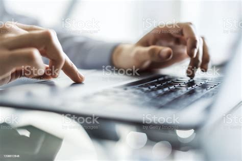화창한 사무실 비즈니스 및 기술 개념에서 노트북 키보드에 입력 하는 사업가 클로즈업 남자에 대한 스톡 사진 및 기타 이미지