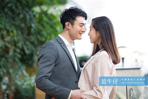 快乐的年轻情侣 蓝牛仔影像 中国原创广告影像素材