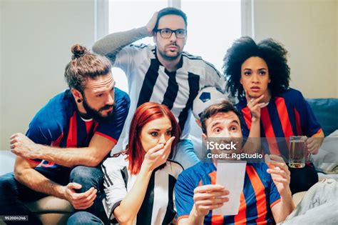 베팅 쪽지를 들고 경기를 보고 축구 팬의 화가 다 성별 그룹 Tv 보기에 대한 스톡 사진 및 기타 이미지 Tv 보기 격려 경기 스포츠 Istock