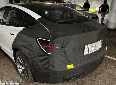 疑似改款特斯拉 Model 3 曝光 车头车尾设有伪装 Carmeta