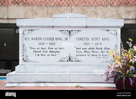 Usa Georgia Atlanta Tombstone Of Rev Martin Luther King Jr And