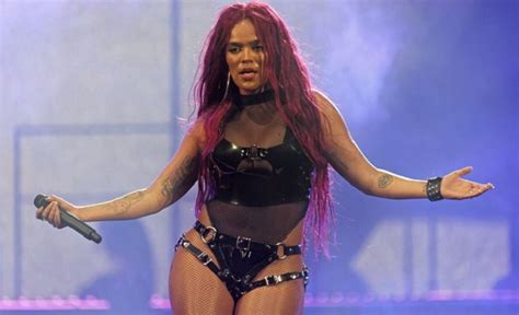 Karol G arrasa en las redes sociales con el adelanto de su canción con