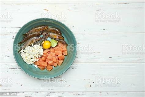 흰색 나무 바닥에 그릇에 천연 원시 유기농 고양이 음식 재료 공간을 복사합니다 0명에 대한 스톡 사진 및 기타 이미지 0명