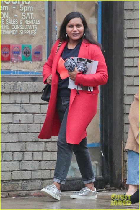 Mindy Kaling Goes Makeup Free While Out In Nyc Photo 4057987 Mindy