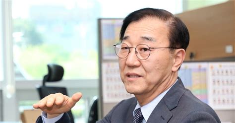 질의에 답변하는 김윤덕 사무총장