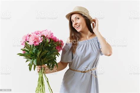 흰색 바탕에 파란색 드레스를 입고 모자 아름 다운 분홍색 모란 꽃의 꽃다발을 들고 젊은 부드러운 여자 고립 성 발렌타인의 날 국제 여성의 날 휴가 개념 광고 영역입니다 20