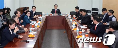 한국당 초선 보수통합 논의위해 한 자리 뉴스1