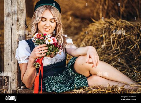 Niedliche Blondine Im Dirndl Traditionelles Festkleid Mit Blumenstrauß
