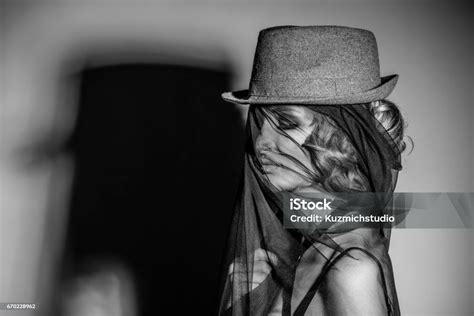 모자와 벽에 그림자와 함께 얼굴에 베일 아름 다운 여성 모델 모자 모자류에 대한 스톡 사진 및 기타 이미지 모자 모자류 여자 검은색 Istock