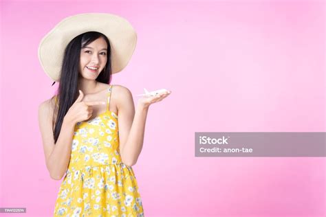여름 캐주얼에 여행자 관광 여자 태양 안경 입고 아시아 웃는 여자 분홍색 배경에 여행 하기 위해 해외 여행을 하는 승객 가방에