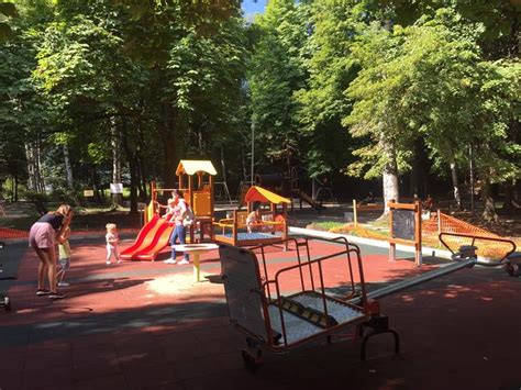 Минути след като отвориха новата детска площадка за инвалидни колички в ...