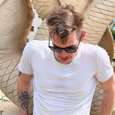 Alexander Roesdahl A Roesdahl • Threads Say More