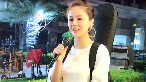 素颜的花姐，一首《拥抱着你离去》，人美歌更美，网友：女神啊音乐流行乐好看视频