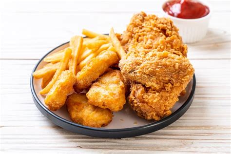 Frango Frito Batatas Fritas E Refei O Das Pepitas Imagem De Stock