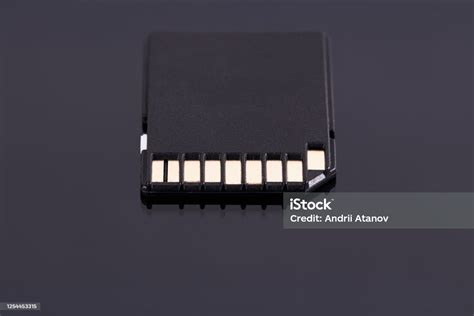 검은 색 배경에 격리 된 Sd 스토리지 메모리 플래시 카드 스토리지 기술 개념 0명에 대한 스톡 사진 및 기타 이미지 0명