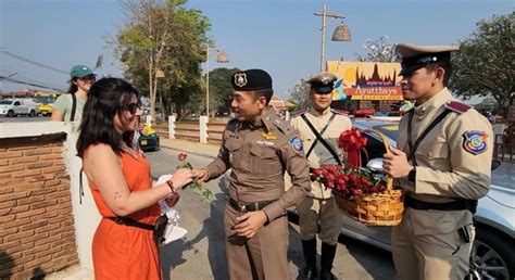 ตร ท่องเที่ยวอยุธยาแต่งชุดตำรวจโบราณวันวาเลนไทน์ แจกความสุขให้ประชาชน