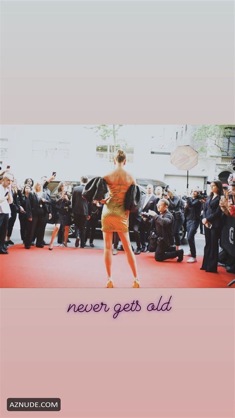 Karlie Kloss Flaunts Her Stunning Legs Wearing A Golden Dress At The