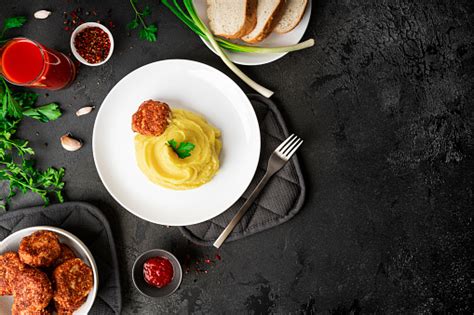 어두운 배경에 커틀릿 토마토 주스 허브를 곁들인 으깬 감자 감자 요리에 대한 스톡 사진 및 기타 이미지 감자 요리 검정색